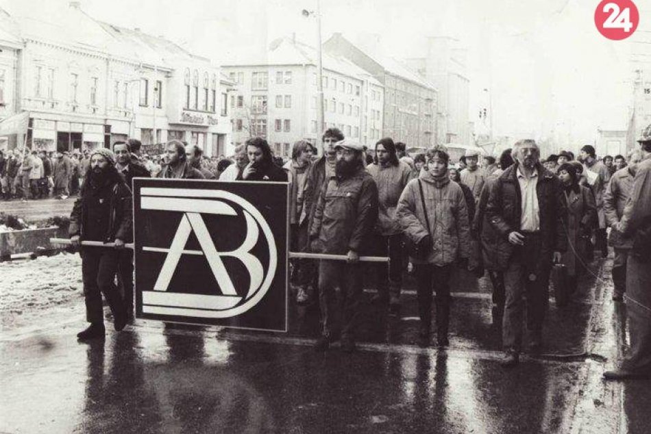 Nežná revolúcia: Nitrou sa pred 33 rokmi ozývalo…