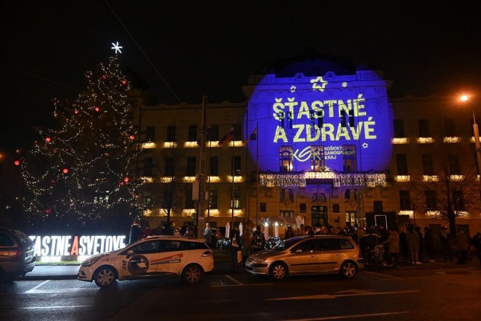 Pred úradom KSK rozsvietili 15-metrový stromček:…